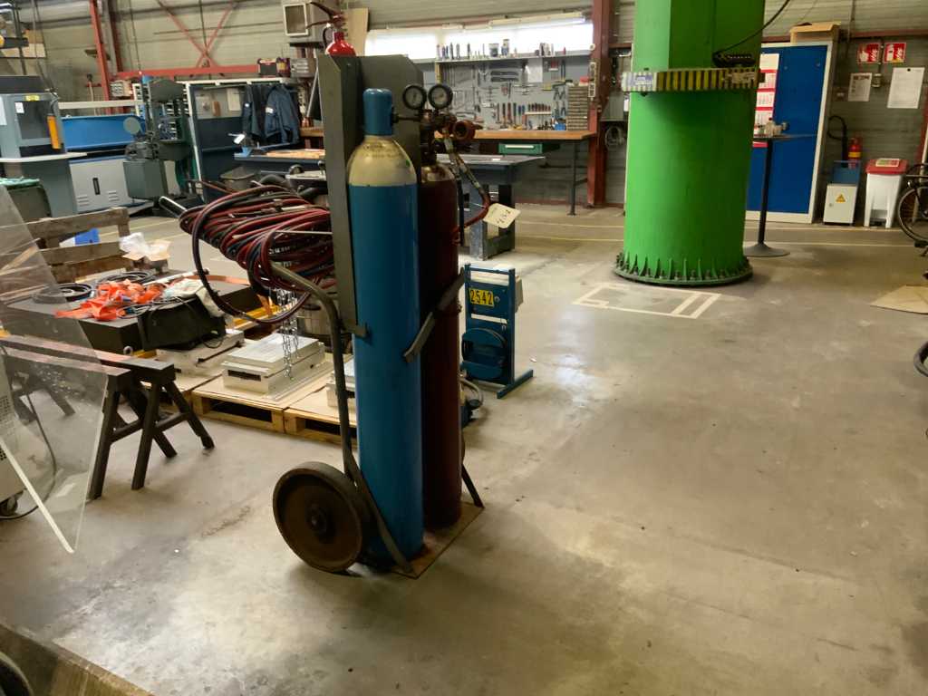 Autogeen snij-installatie met kar | Troostwijk Auctions