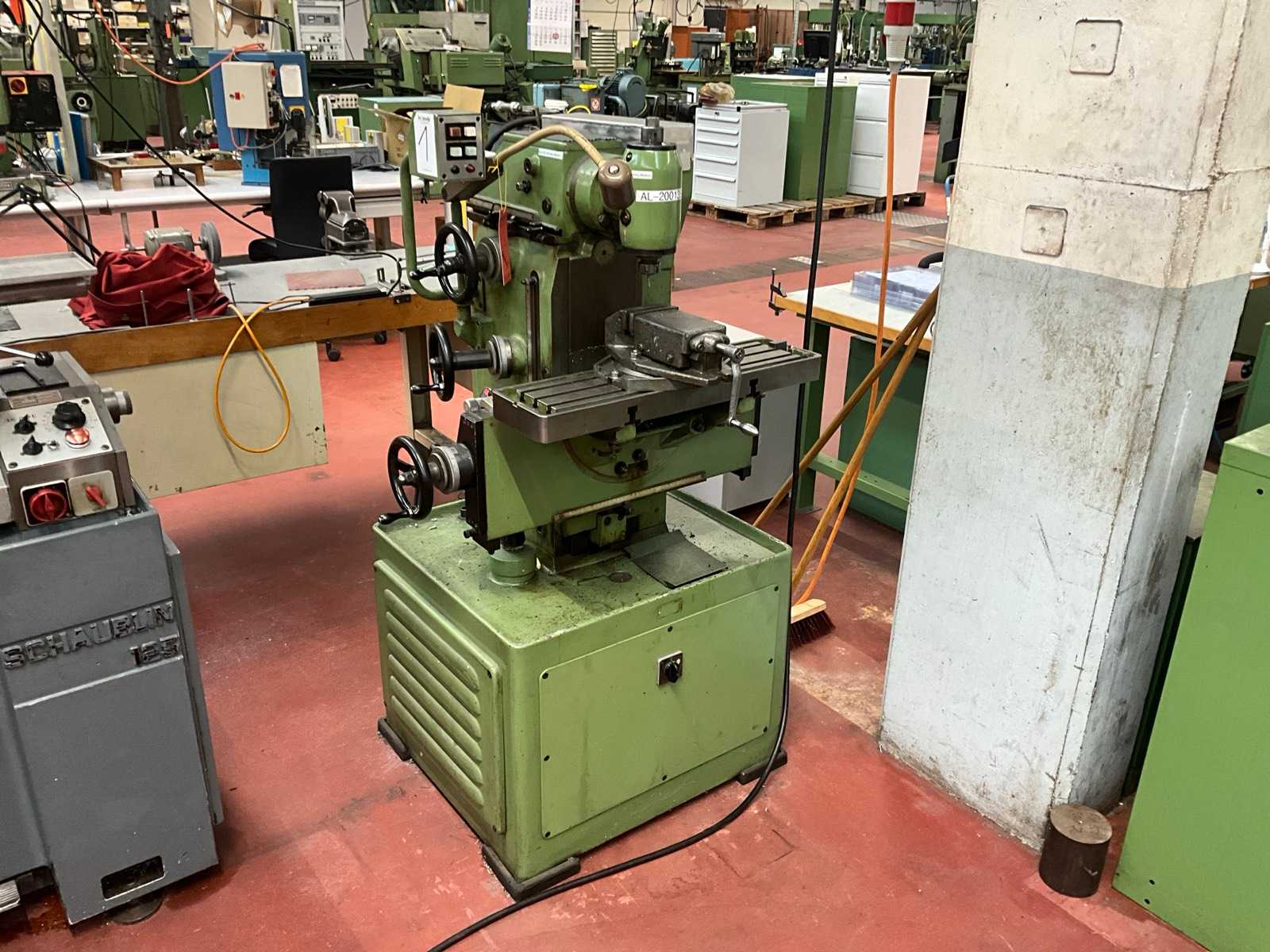 Edmond Lüthy LF10 Fräsmaschine | Troostwijk Auctions