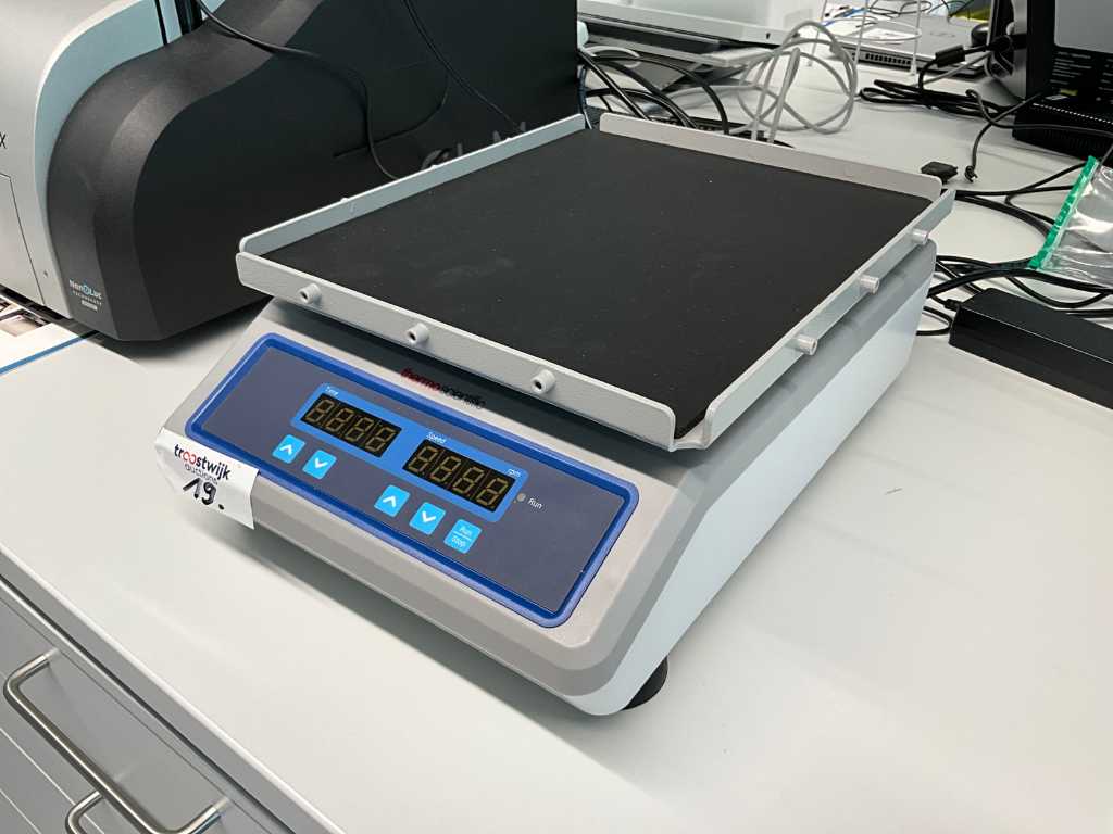 Thermo Scientific 88882008 / Digital Mini Rotator Vibrator | Troostwijk ...