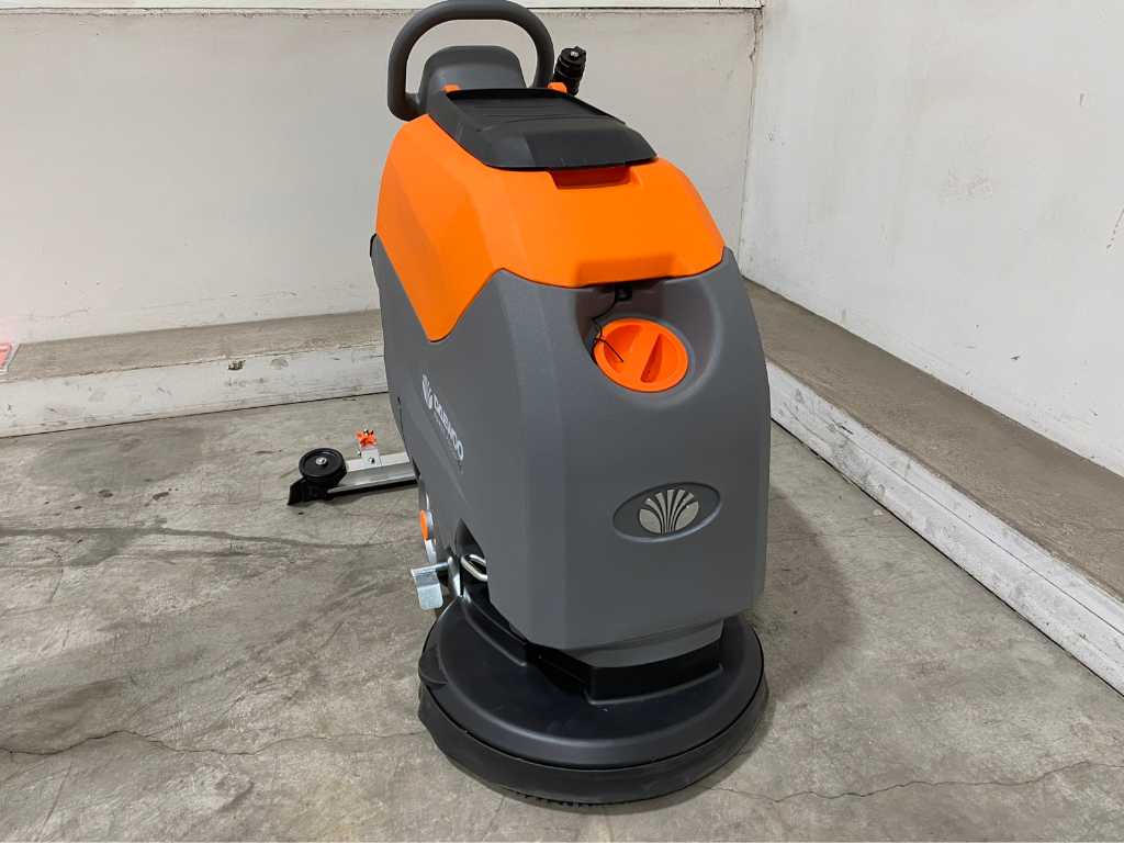 Daewoo DAFL50A floor scrubber | Troostwijk Auctions