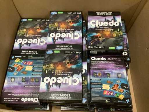 Cluedo: Betrayal at the Tudor House - (French) Board Game (22x ...