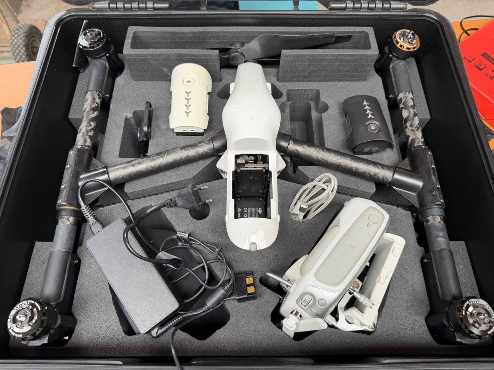 DJI Inspire 1 Drone Set T600 cu cameră Zenmuse, 2x baterie TB47 și carcasă